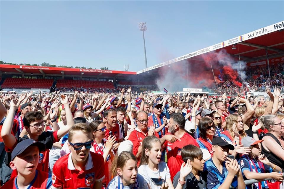 Mehrere Tausend Fans feiern Heidenheimer Aufsteiger