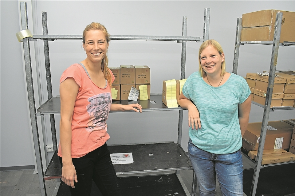 Auspacken, einpacken und Etiketten kleben