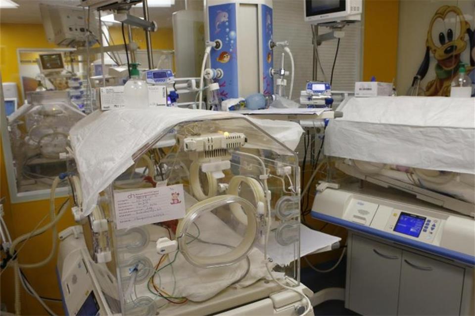 Mutter und ihre Neunlinge nach Geburt wohlauf