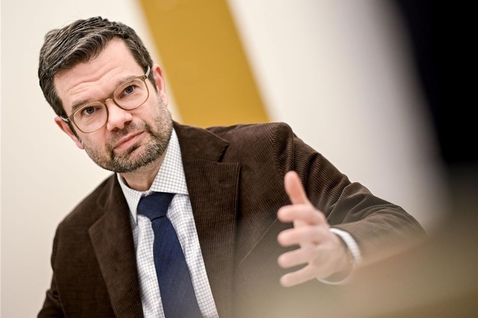 Buschmann für mehr Freiheiten bei Adoption und Sorgerecht