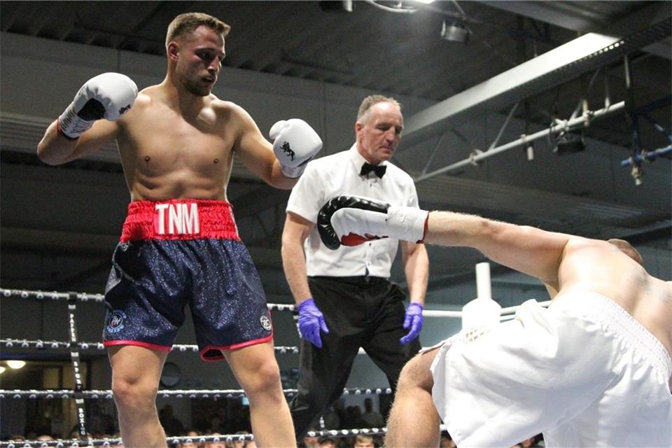 Nick Morsink schickt Szabo auf die Bretter