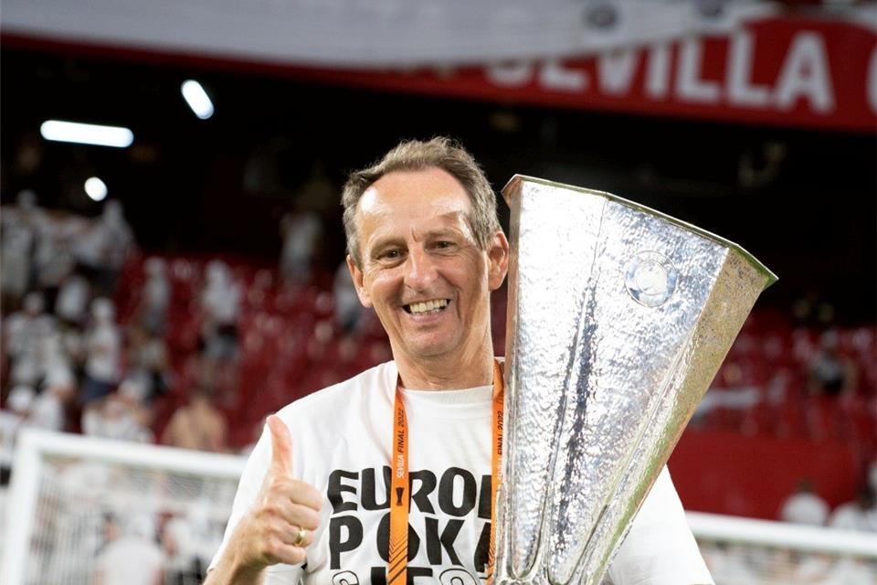 Der Raesfelder Martin Daxl taucht in die Gedankenwelt der Fußball ...