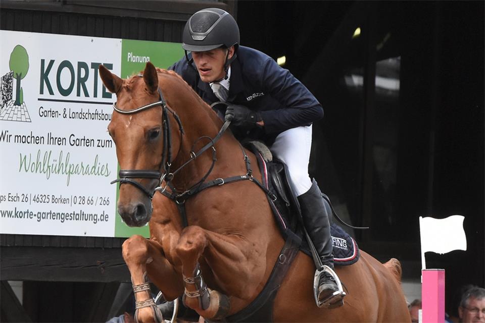 Hendrik Dowe siegt in M- und S-Springen in Gahlen