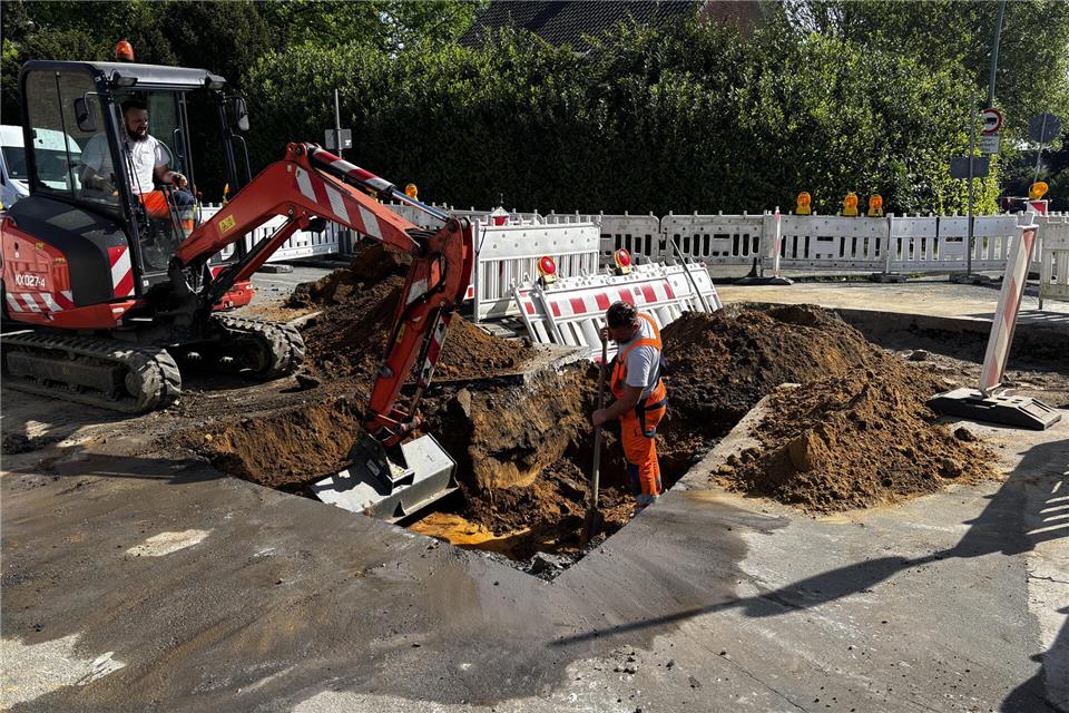 Loch im Klein Rekener Weg: Schaden an Wasserleitung unterspült Fahrbahn