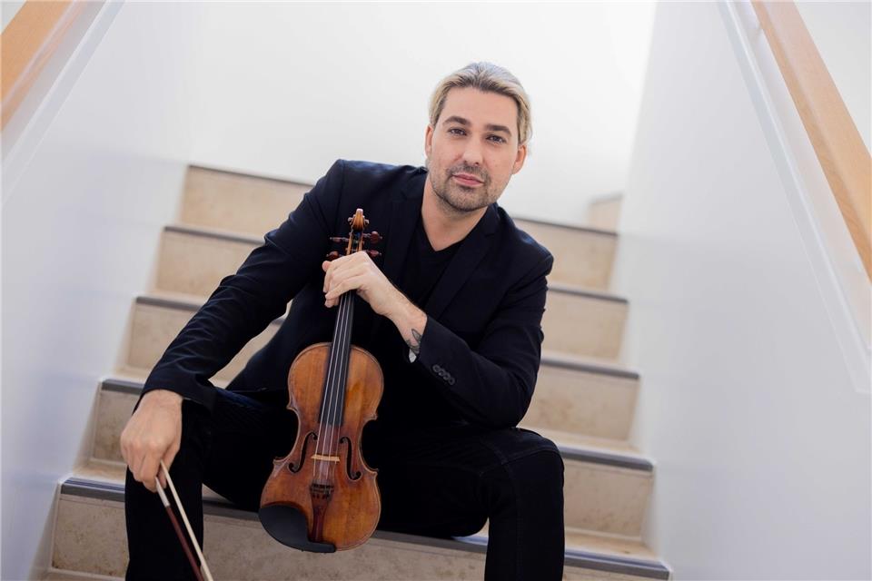 Garrett interpretiert Taylor Swift und geht auf Tournee