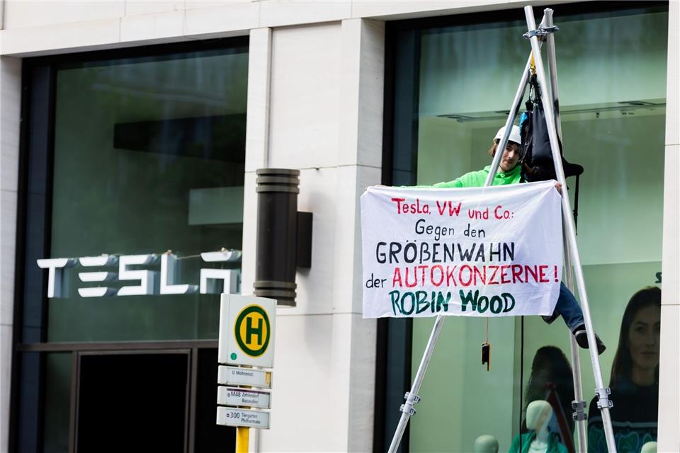 Protest gegen Tesla: Polizei schützt Fabrik mit Großaufgebot