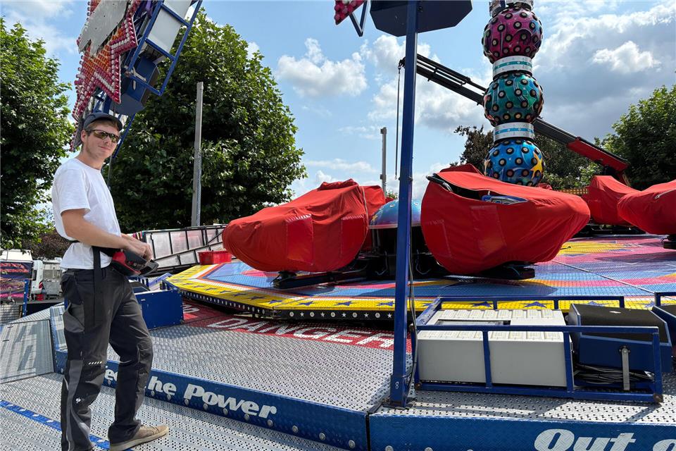 Schausteller bereiten sich auf die Heidener Kirmes vor