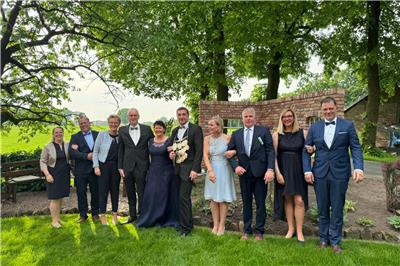 Borkenwirthes Präsident übergibt die Königskrone