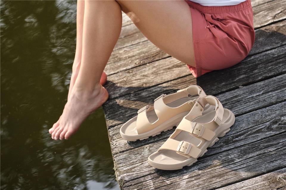 So tragen Sie Trekking-Sandalen stilvoll - auch in der Stadt