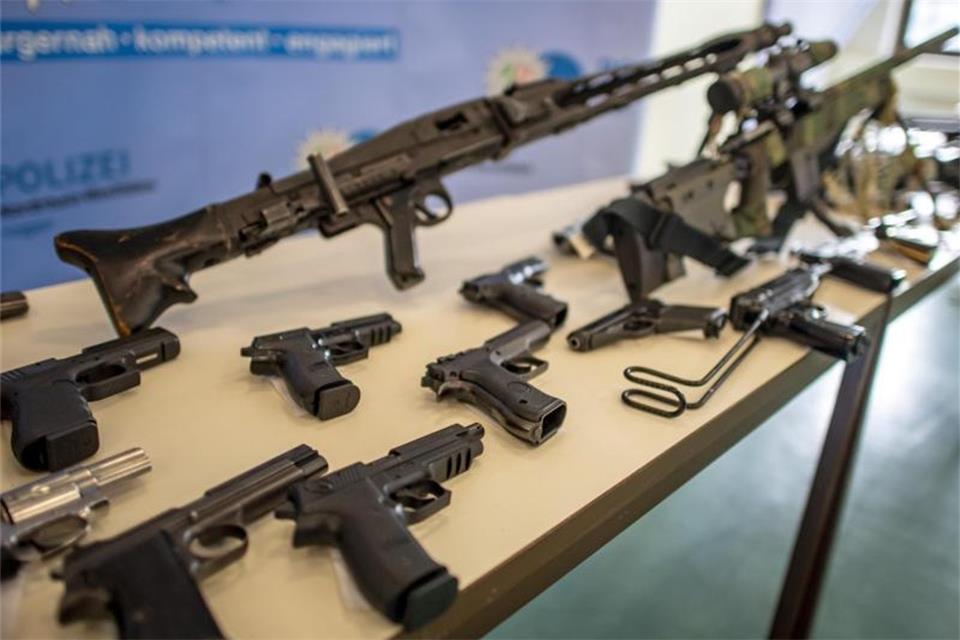 Pump-Gun bis Armbrust: Neues Waffen-Merkblatt für Polizisten