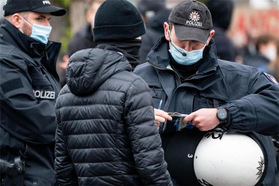 Viele Demos neben Mai-Kundgebungen - Polizei besorgt