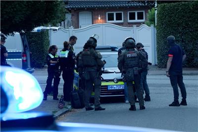 Mann raubt mit Schusswaffe Tankstelle aus