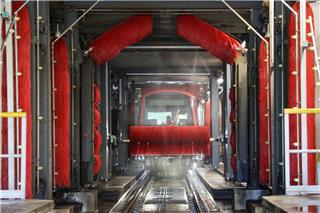 XXL-Waschanlage bringt Hamburger U-Bahnen auf Hochglanz